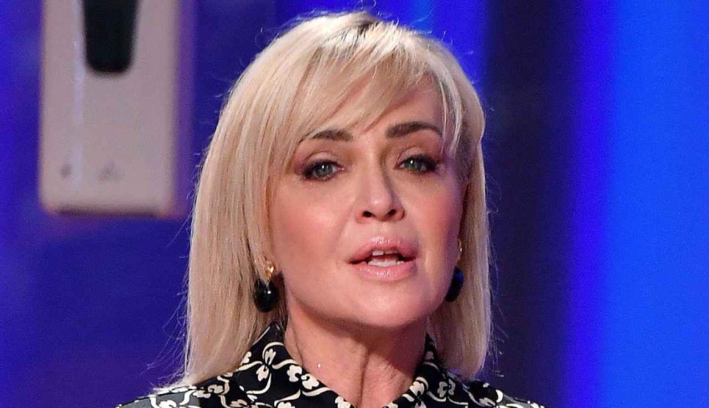 Chi è Paola Barale? Vita privata, compagno, figli, età - Fregene Report